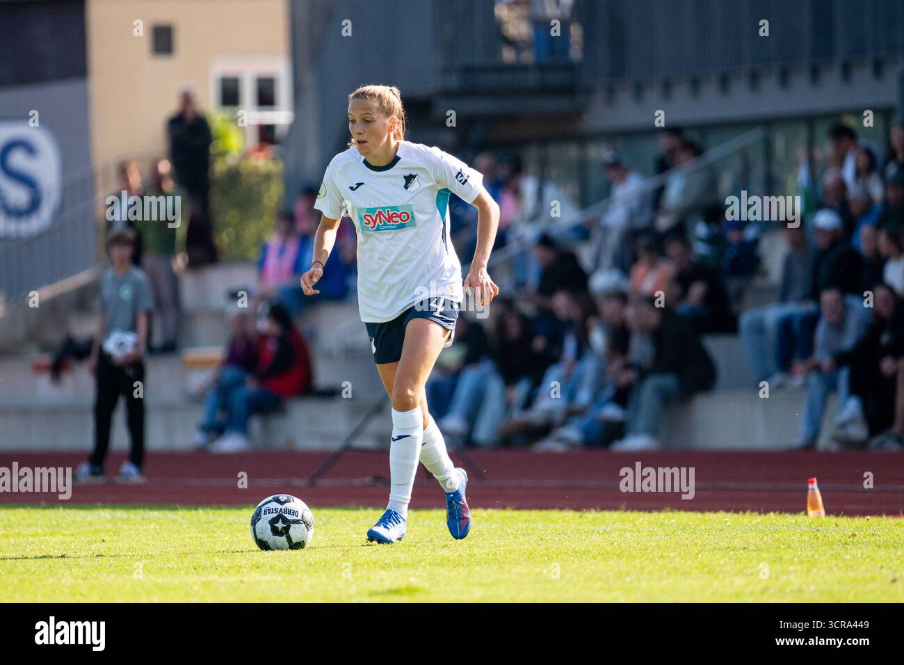 Lisann Kaut (TSG Hoffenheim, #04) am Ball, GER, SpVgg Greuther Fuerth ...