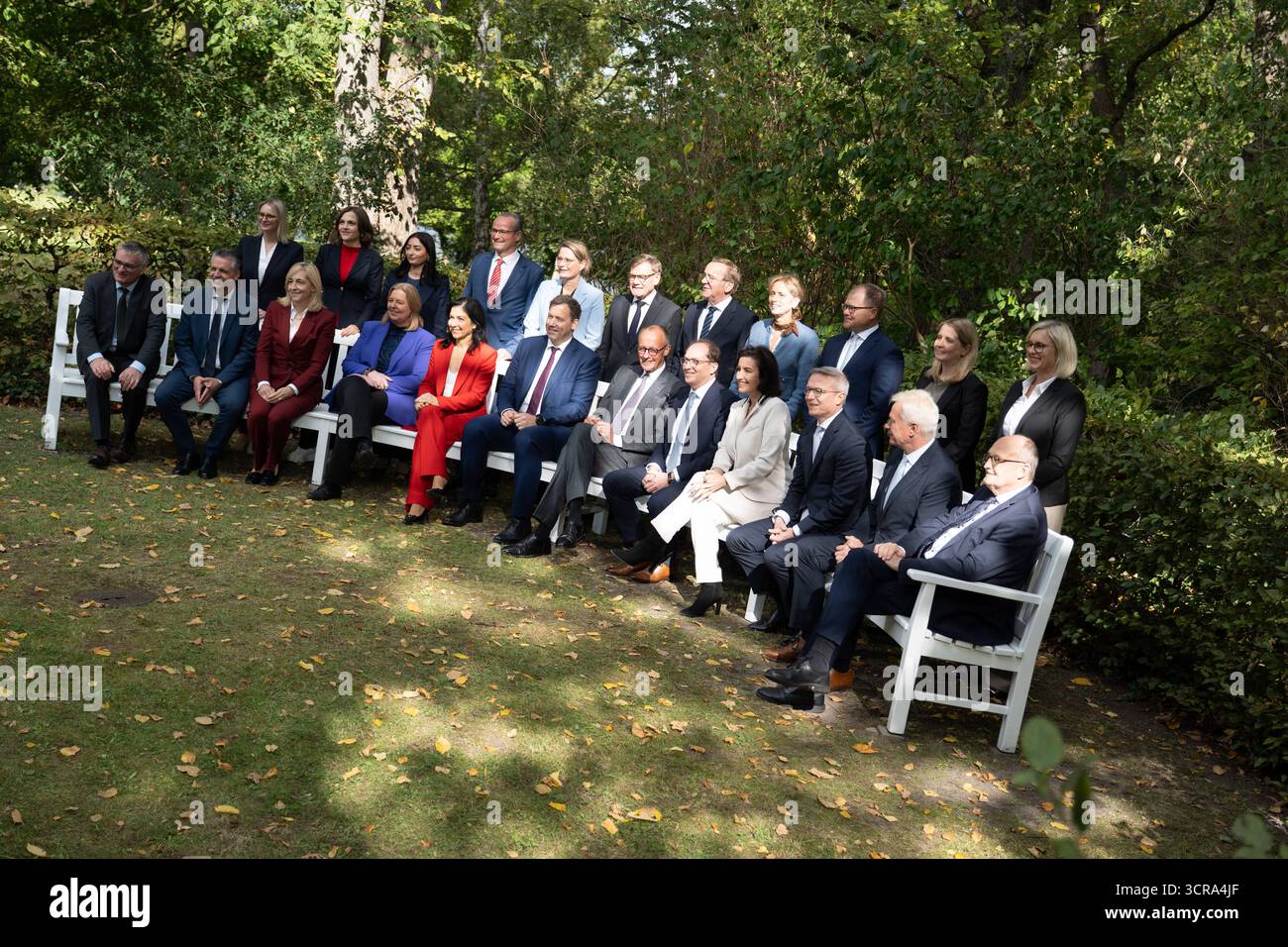 Gesamtes Bundeskabinett mit Bundeskanzler Friedrich Merz und ...