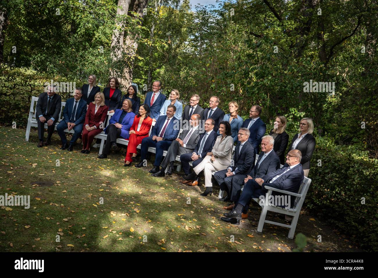 Gesamtes Bundeskabinett mit Bundeskanzler Friedrich Merz und ...