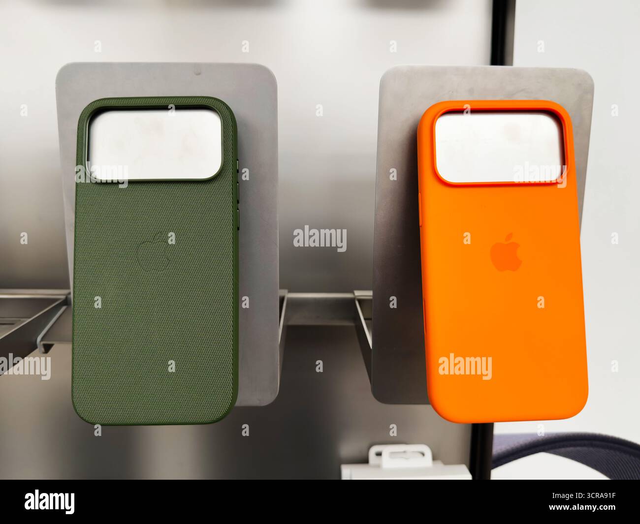 Two iphone 17 pro devices hi-res stock photography and images - Alamy