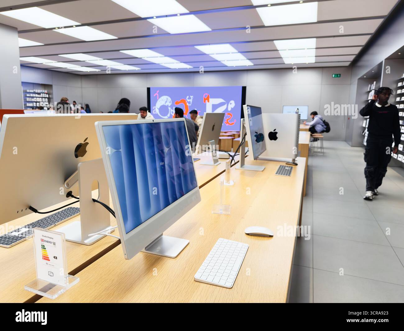 Imacs on display store hi-res stock photography and images - Alamy
