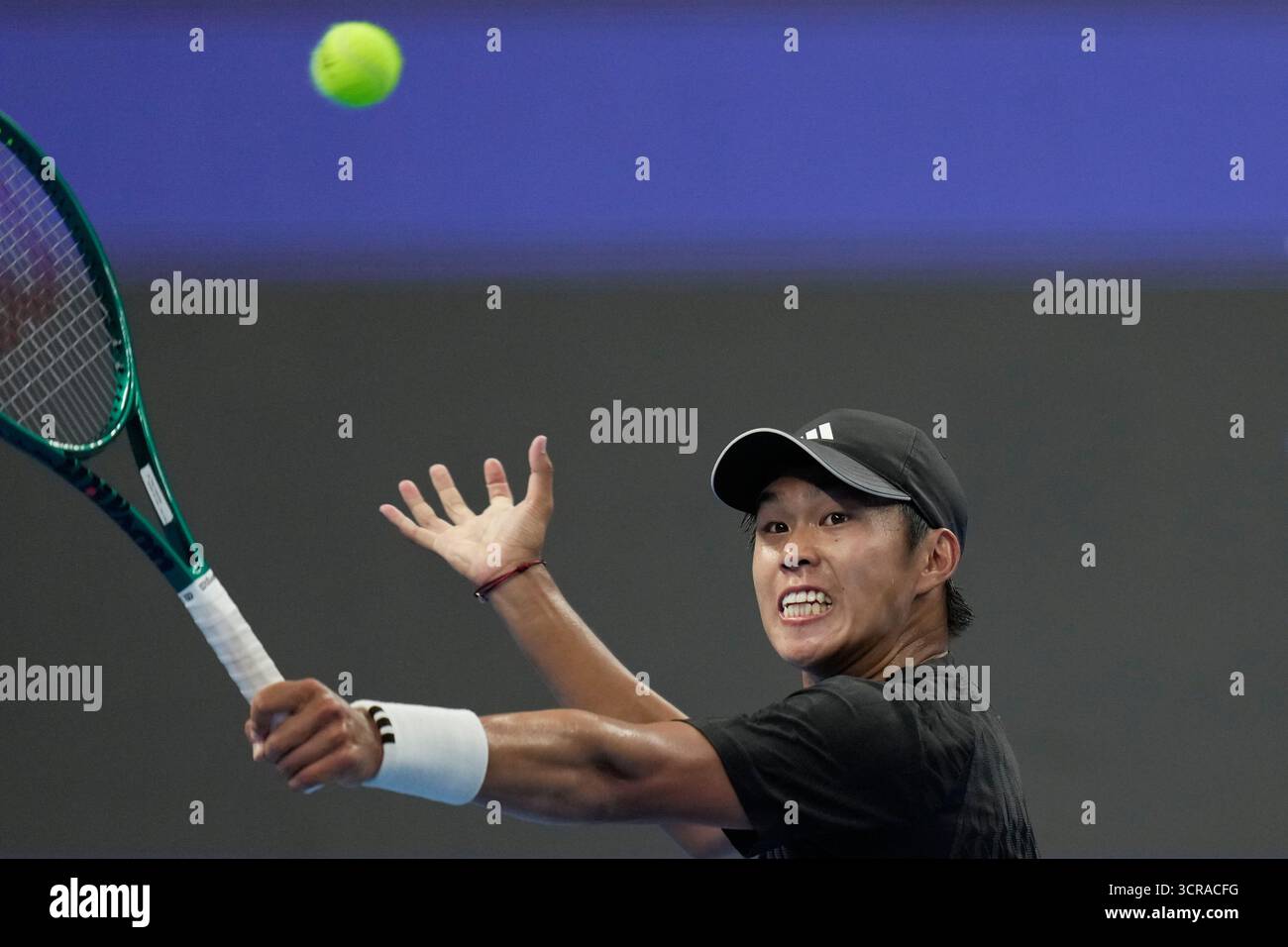 Learner Tien of the United States returns a forehand shot to Daniil ...
