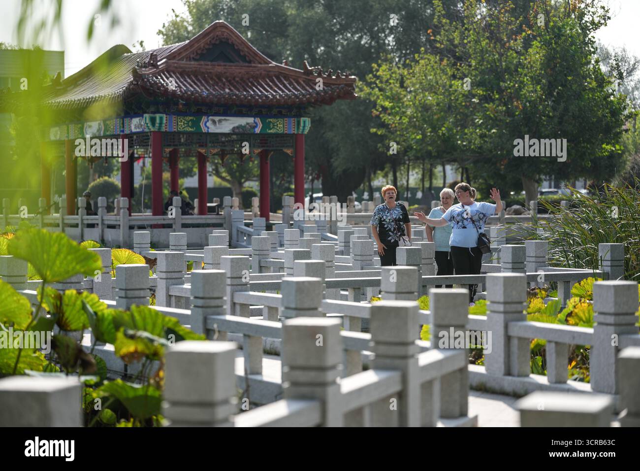 (250930) -- SHENYANG, Sept. 30, 2025 (Xinhua) -- Russian patients walk ...