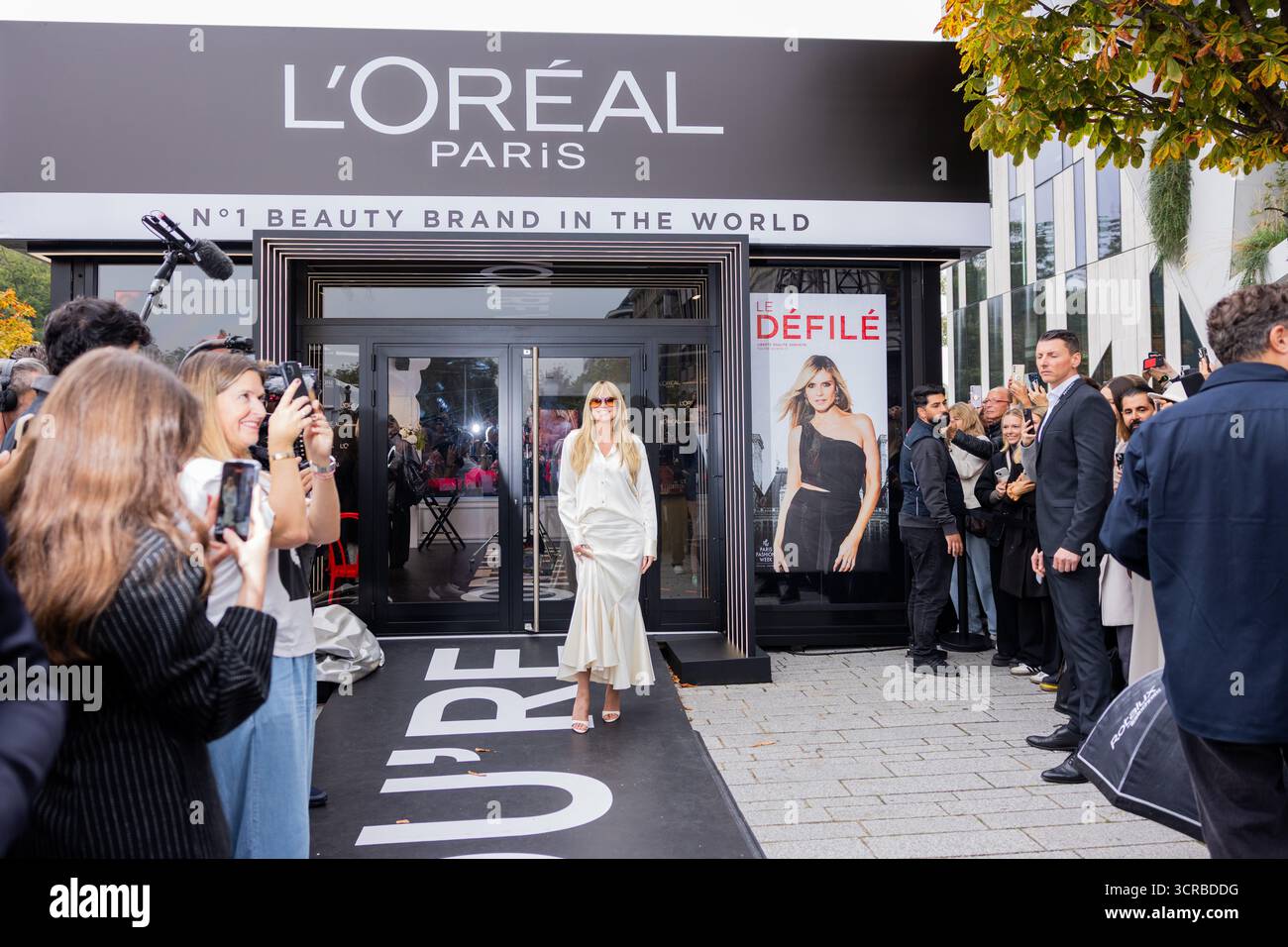 Duesseldorf, Germany. 30th Sep, 2025. Heidi Klum (M), model and ...
