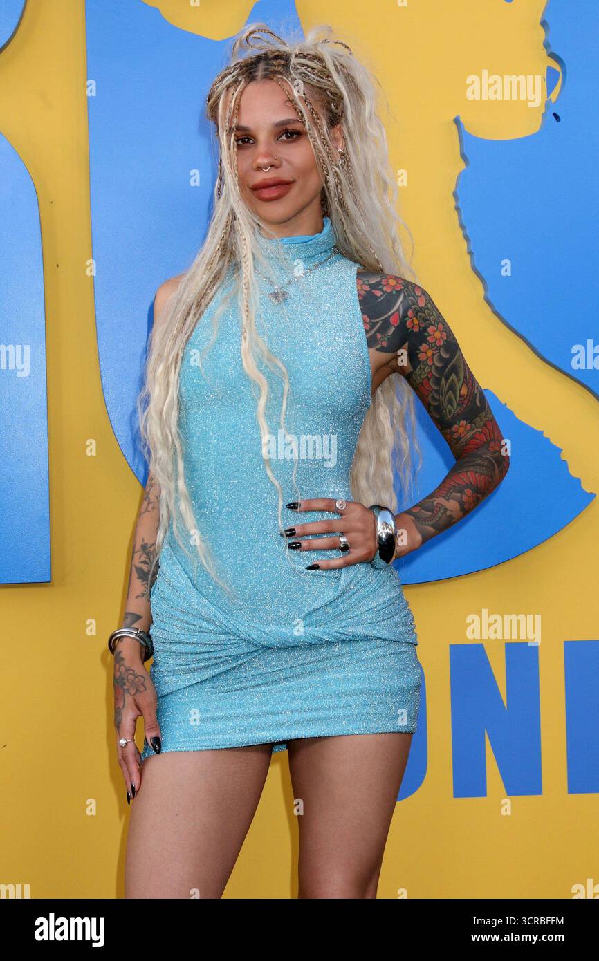 Eleanor Barnes, Snitchery at arrivals for ROOFMAN Premiere, Paramount ...