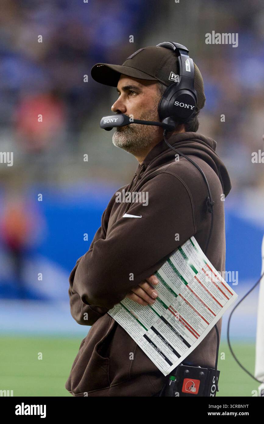 Cleveland Browns head coach Kevin Stefanski Look on from the sidelines ...