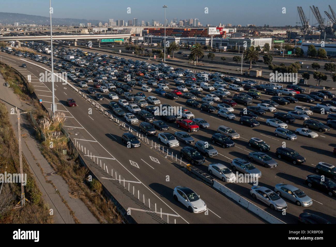 Vehicles taking the HOV lane for the Bay Bridge heading toward San ...