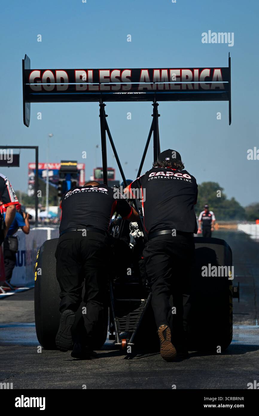 MADISON, IL - SEPTEMBER 28: The crew pushes the car of Steve Torrence ...