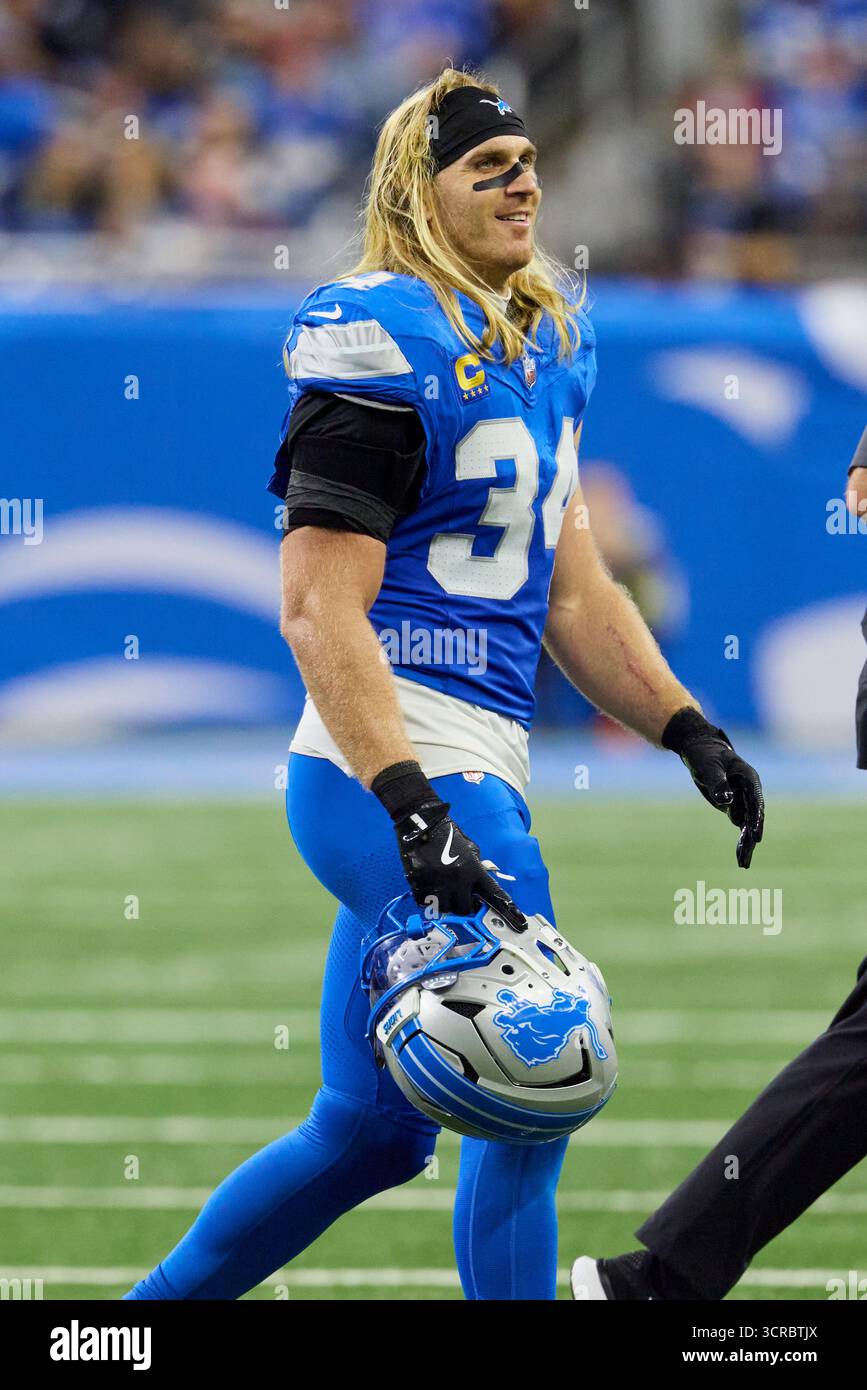Detroit Lions middle linebacker Alex Anzalone (34) walks off the field ...