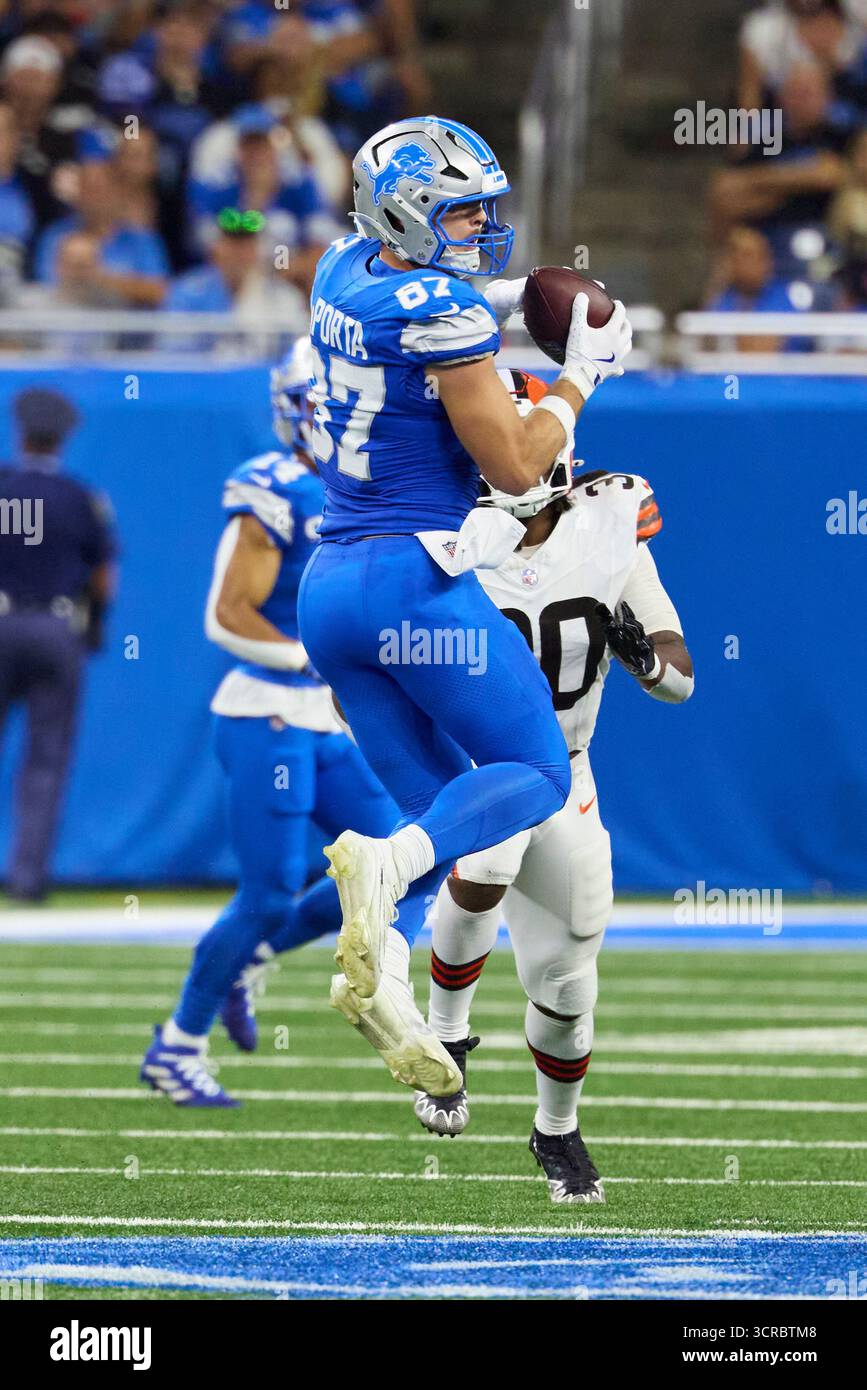 Detroit Lions tight end Sam Laporta (87) makes a reception against the ...