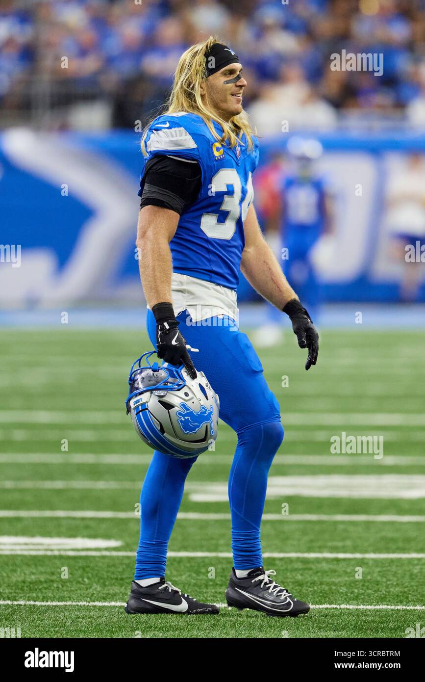Detroit Lions middle linebacker Alex Anzalone (34) walks off the field ...