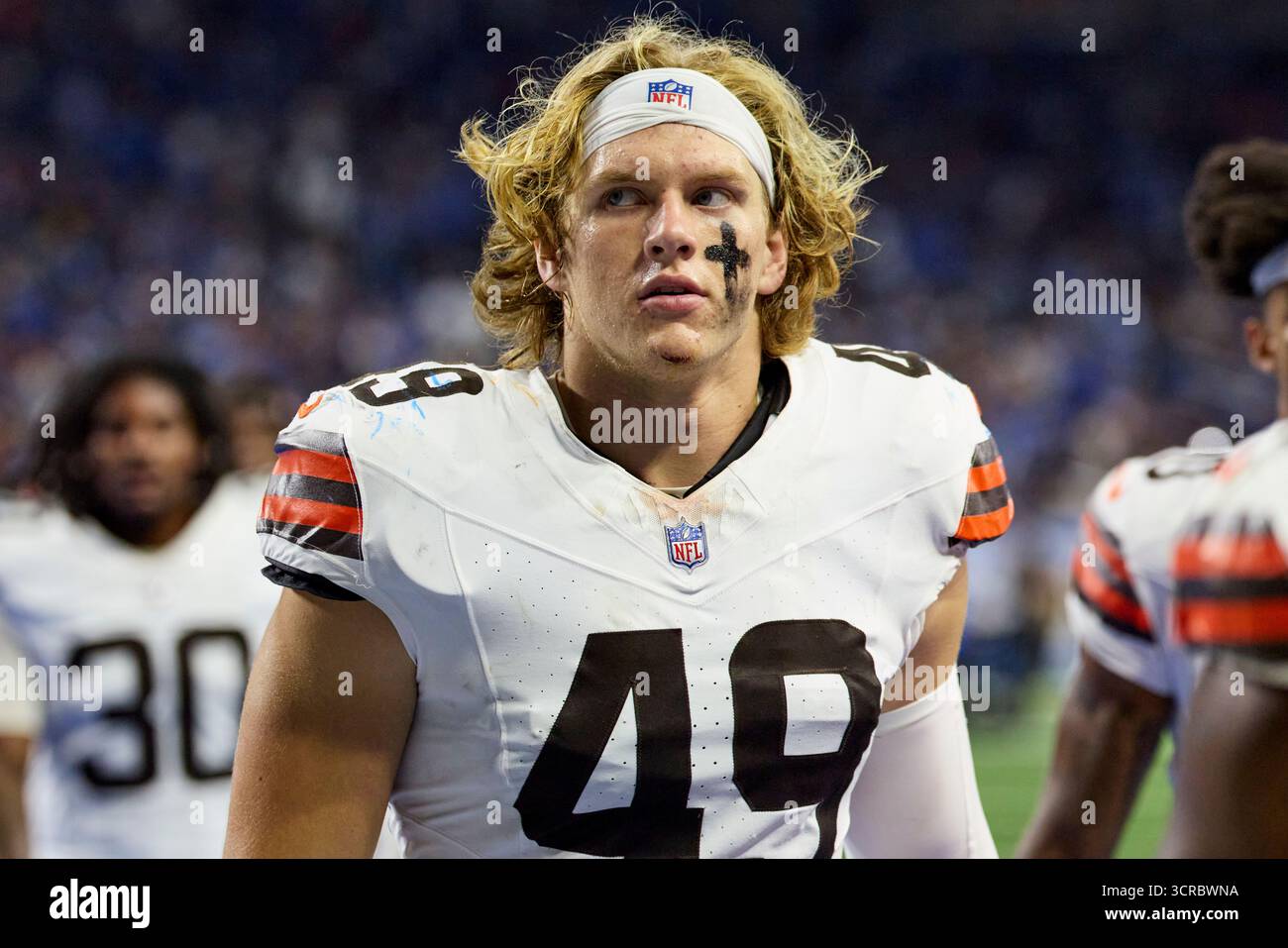Cleveland Browns linebacker Carson Schwesinger (49) walks off the field ...