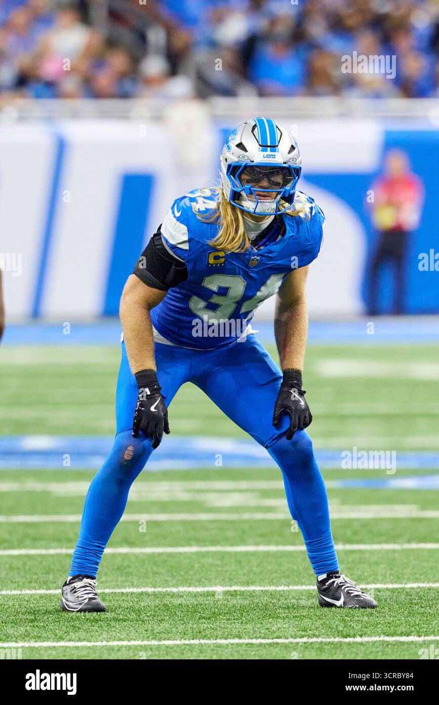 Detroit Lions middle linebacker Alex Anzalone (34) gets set on defense ...