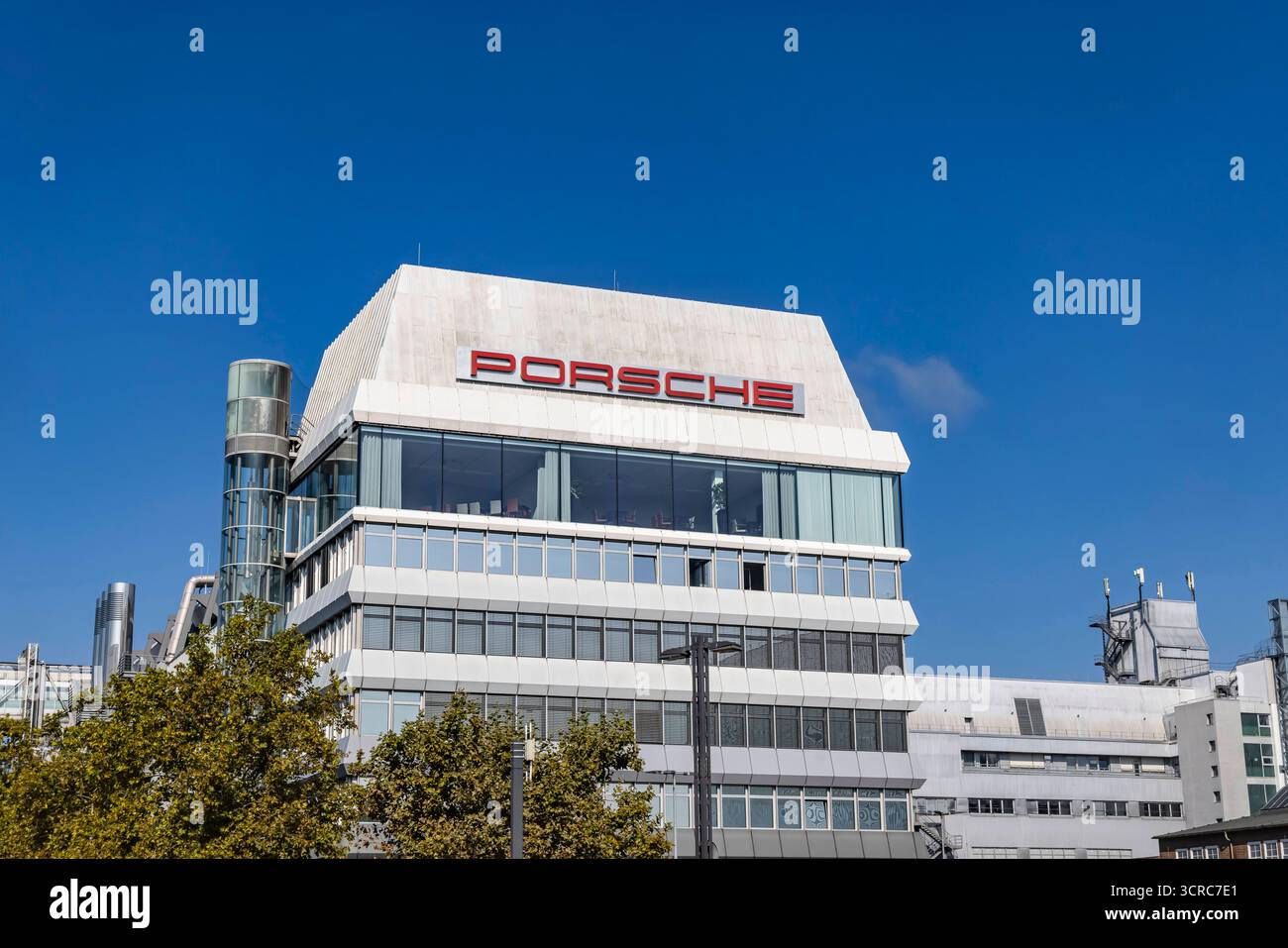 Porscheplatz, Stuttgart Zuffenhausen mit Porsche Hauptverwaltung mit Firmenlogo. // 29.09.2025 ...
