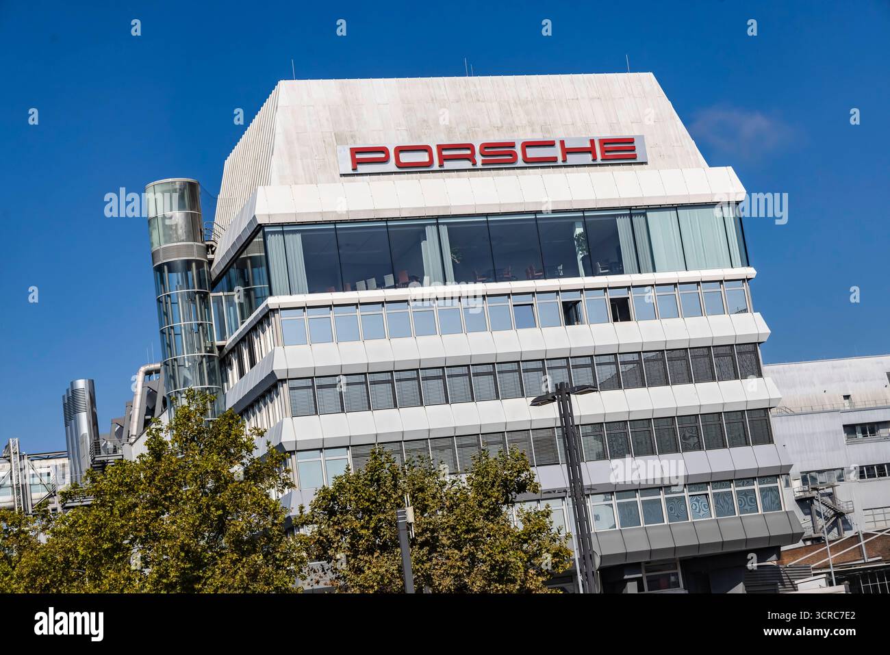 Porscheplatz, Stuttgart Zuffenhausen mit Porsche Hauptverwaltung mit Firmenlogo. // 29.09.2025 ...