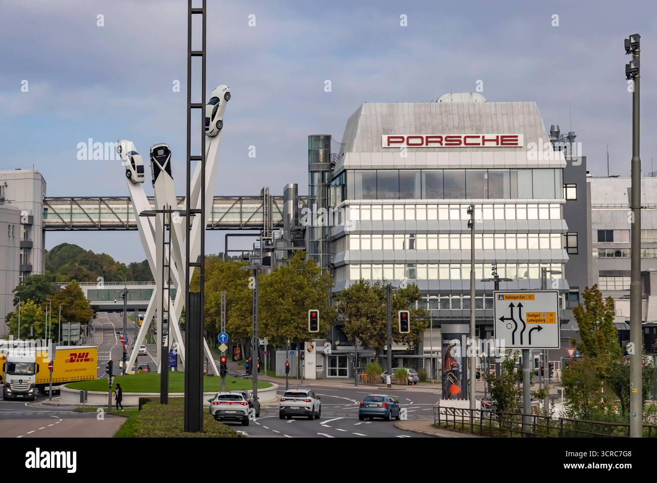 Porscheplatz, Stuttgart Zuffenhausen mit Porsche Hauptverwaltung ...
