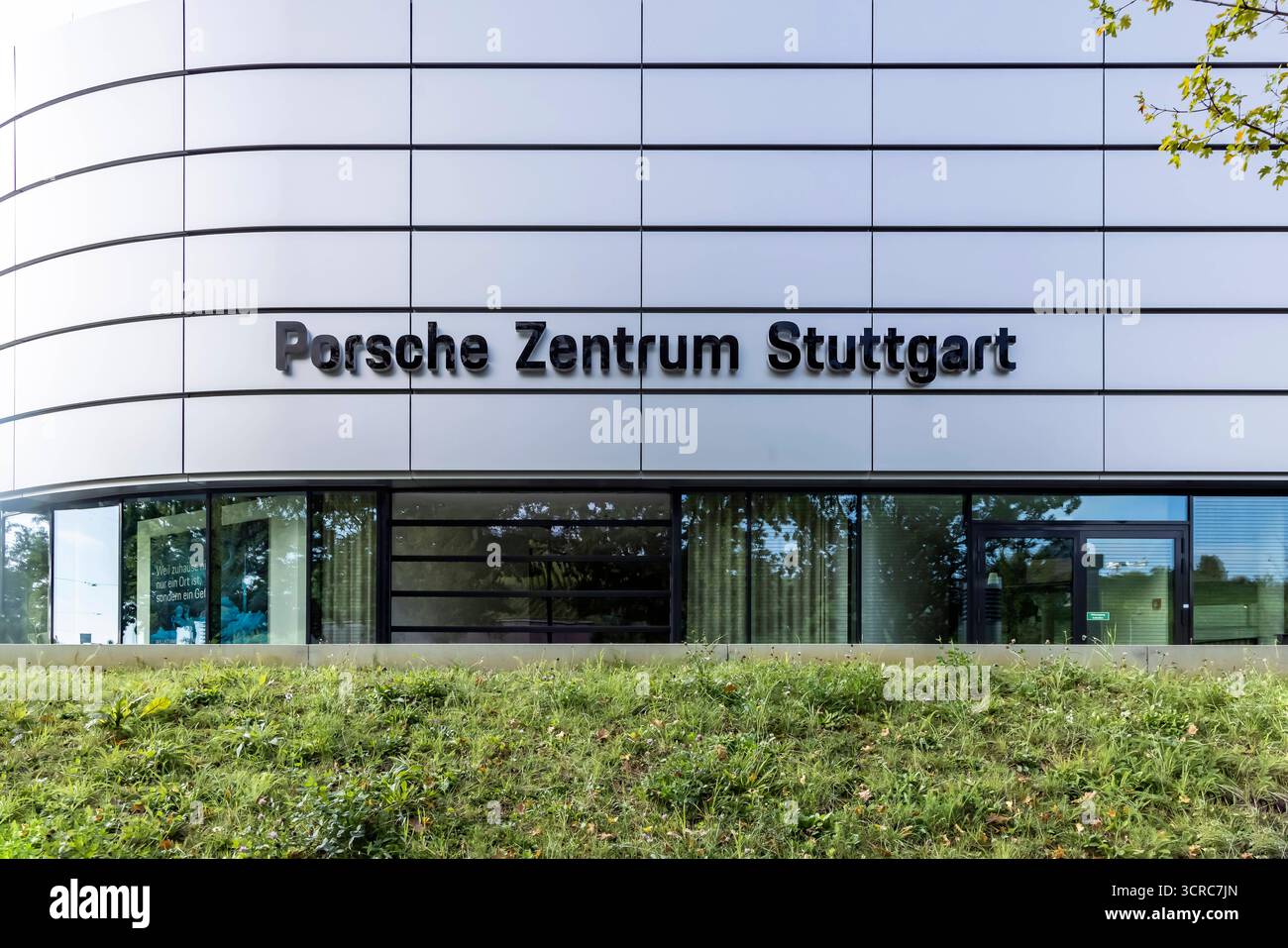 Porsche Zentrum. Autohaus am Pragsattel in Stuttgart. // 29.09.2025 ...