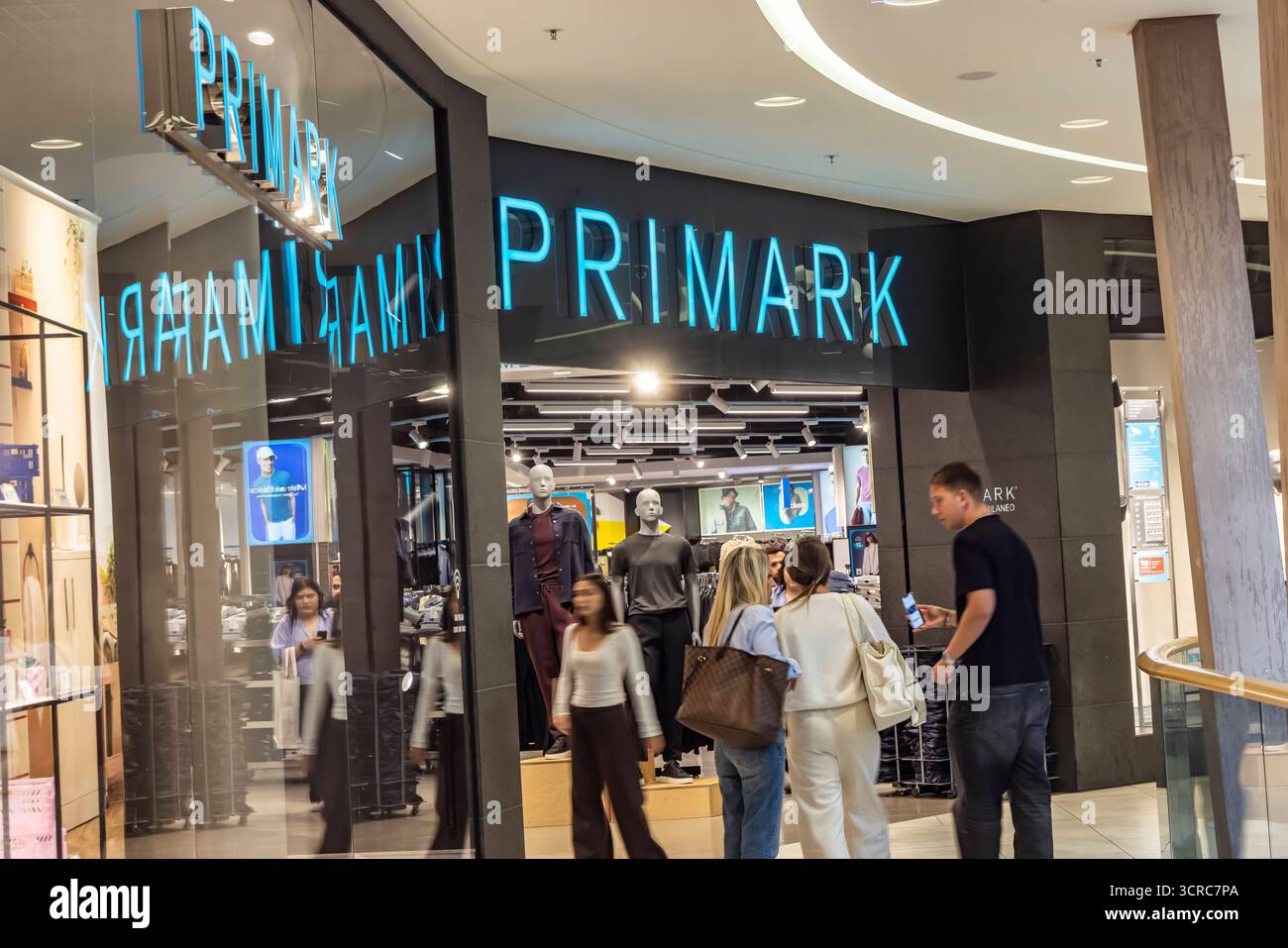 Ladengeschäft mit dem Logo der Marke PRIMARK. Einkaufszentrum Milaneo ...