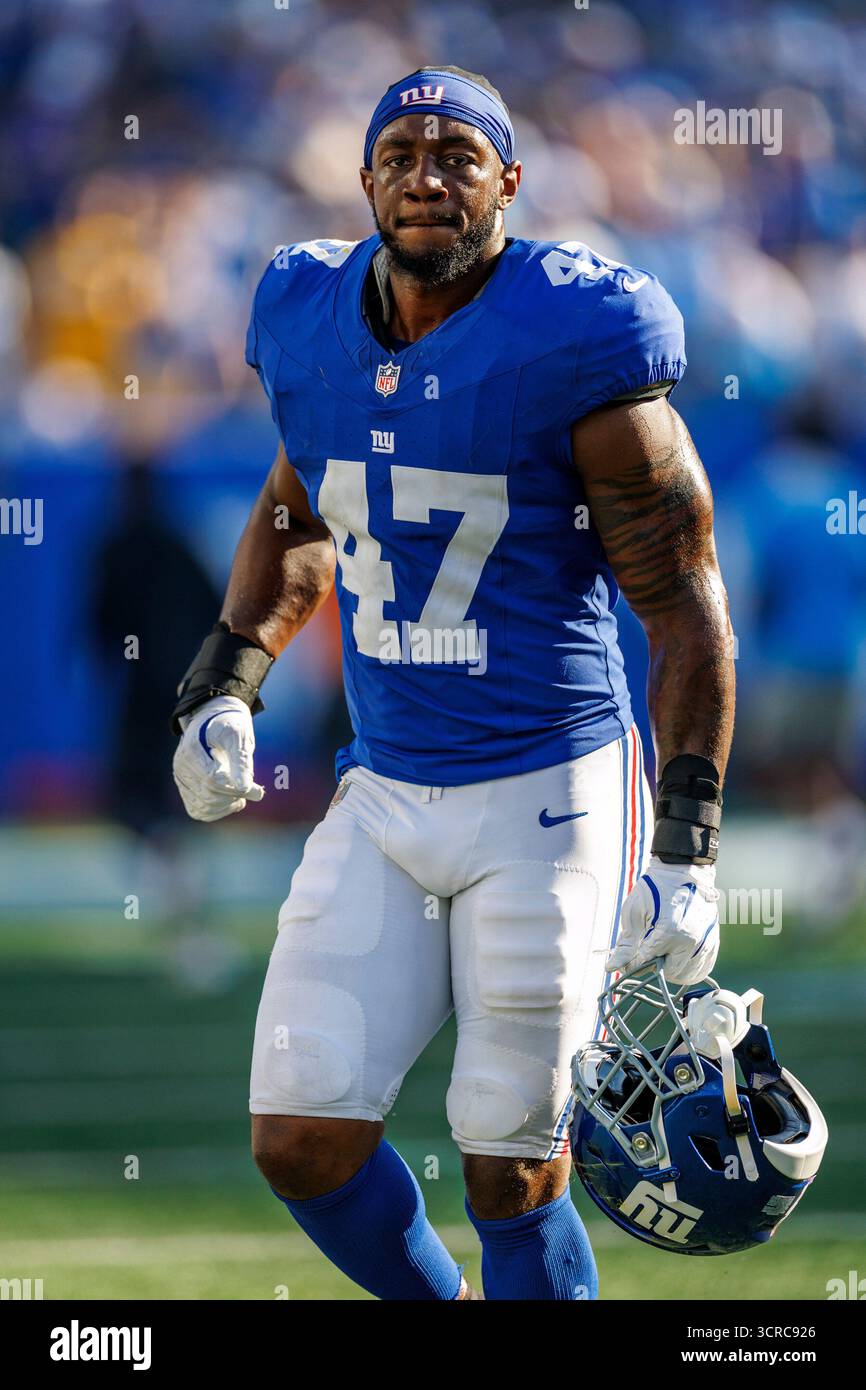 New York Giants linebacker Neville Hewitt walks off the field following an NFL football game ...