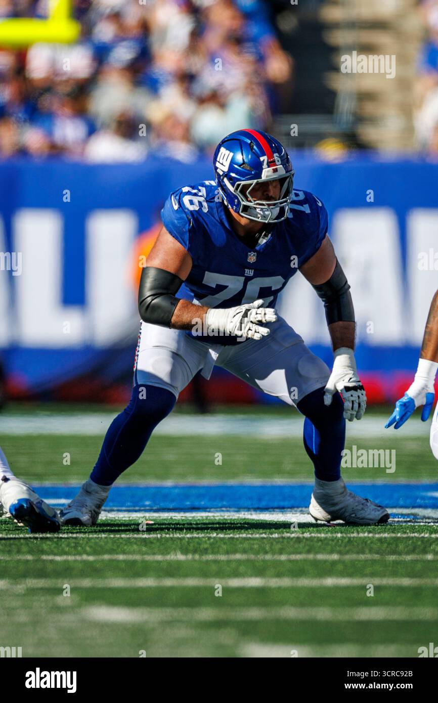 New York Giants guard Jon Runyan (76) looks for the block during an NFL ...