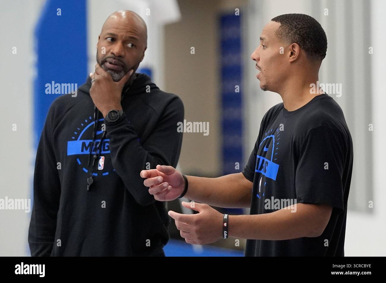Orlando Magic head coach Jamahl Mosley, left, talks with guard Desmond ...