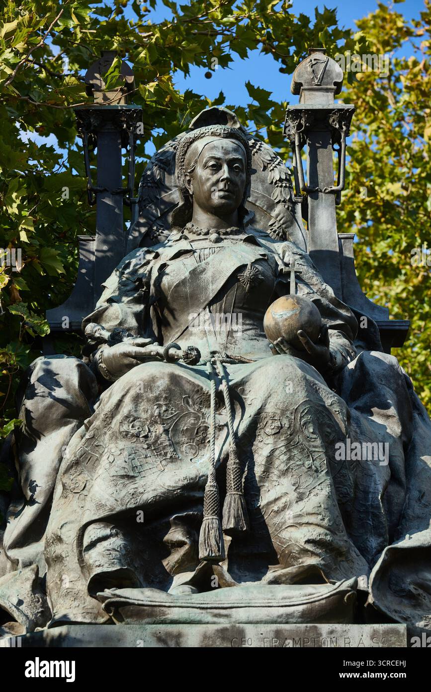 Victoria Square, St Helens, Merseyside Queen Victoria statue, given to ...