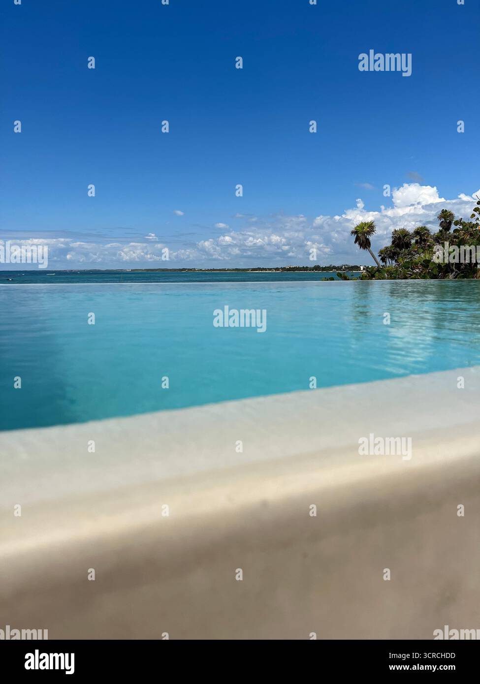 Infinity pool view hi-res stock photography and images - Alamy
