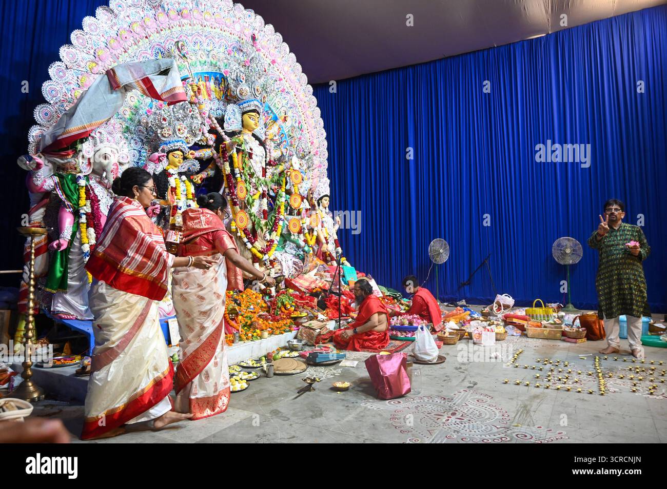 Puja rituale hi-res stock photography and images - Alamy