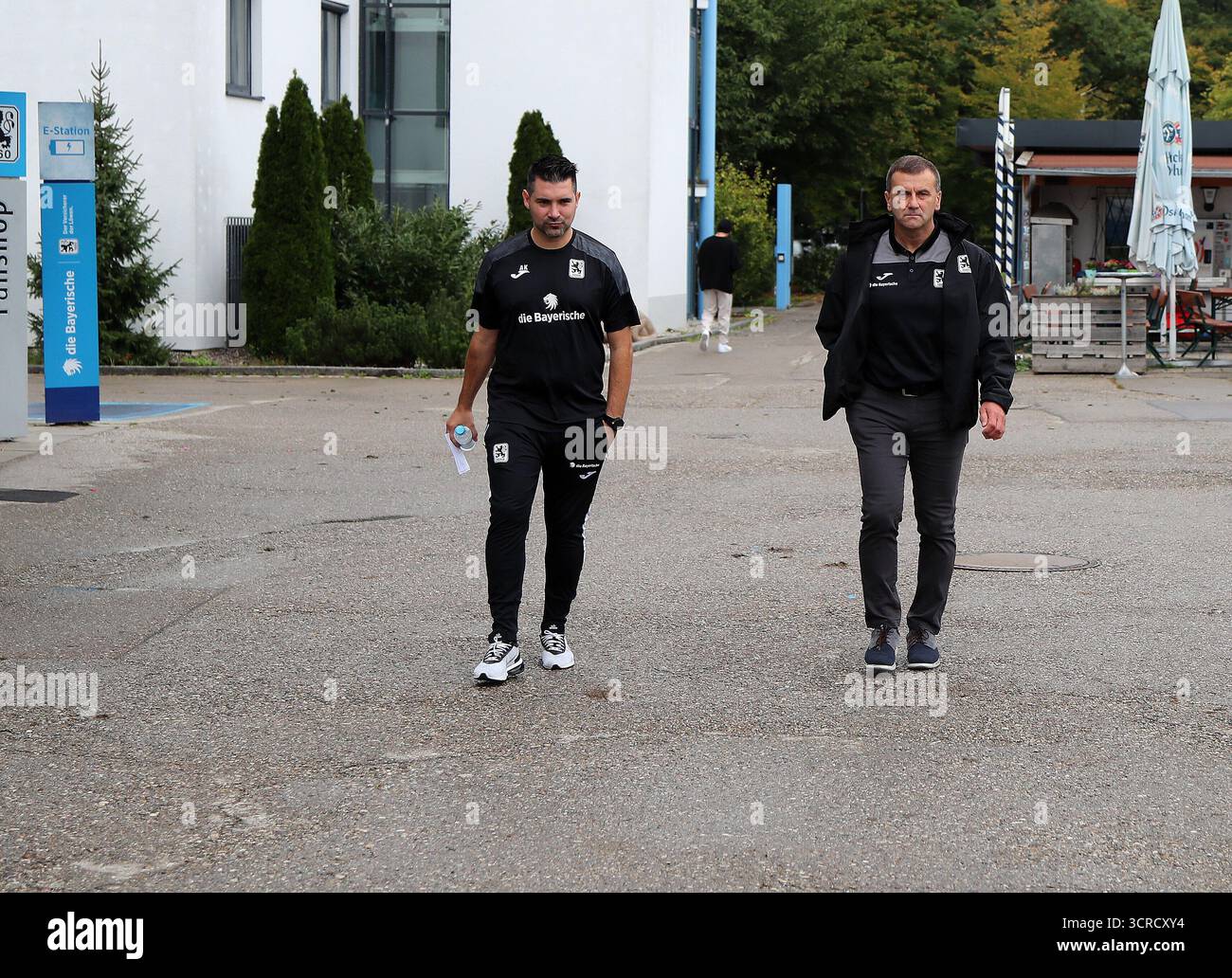 Interims geschäftsführer tsv 1860 münchen li auf dem weg hi-res stock ...