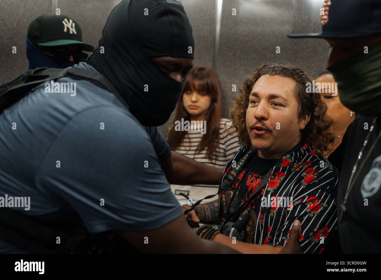 Federal agents push photojournalist Dean Moses while making a detention ...