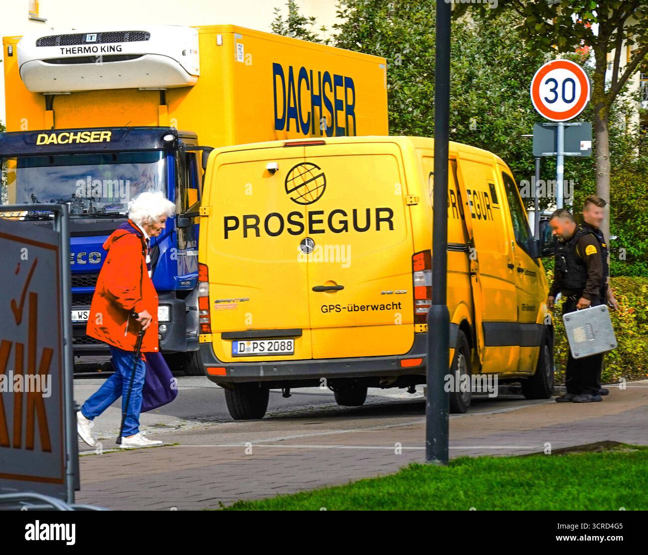 Prosegur Geldtransport Angestellte - gesehen am 15.09.2025 in Kühlungsborn *** Prosegur money ...