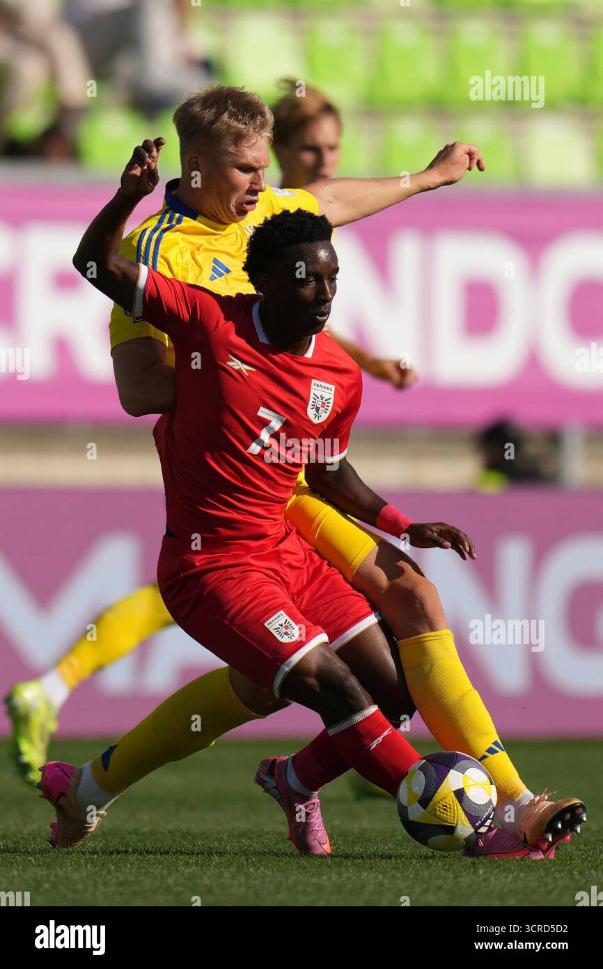 Panama's Kairo Walters (7) and Ukraine's Oleksandr Pyshchur battle for the ball during a FIFA U ...