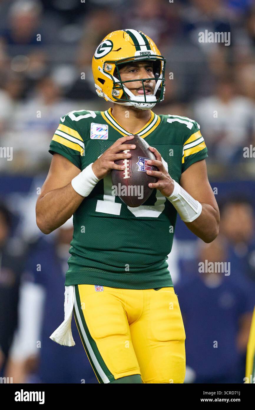 Green Bay Packers quarterback Jordan Love (10) looks to pass against ...