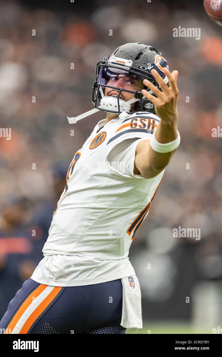 Chicago Bears quarterback Caleb Williams (18) warms up before playing ...