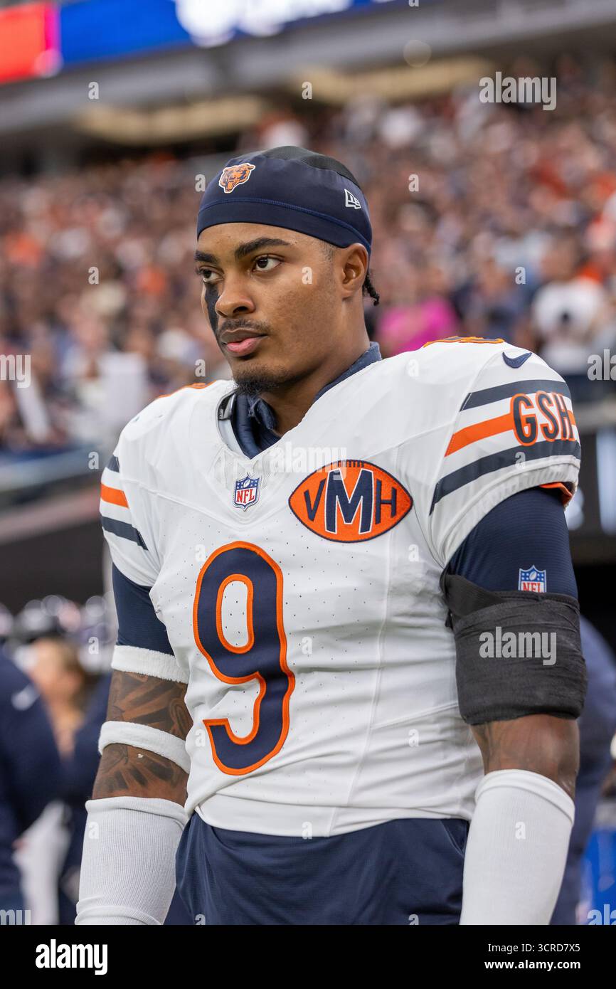 Chicago Bears defensive back Jaquan Brisker (9) stands for the national ...