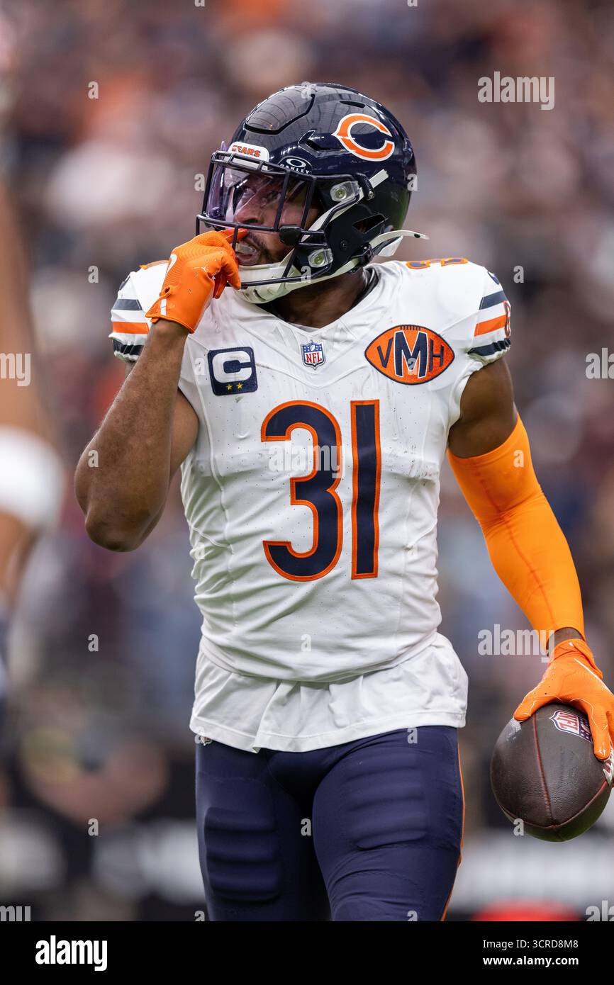 Chicago Bears safety Kevin Byard III (31) intercepts a pass against the ...