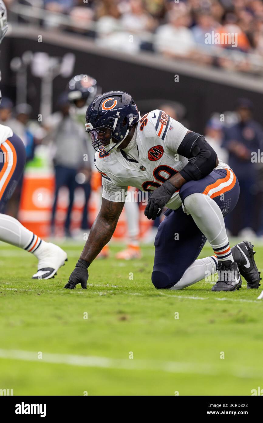 Chicago Bears defensive lineman Gervon Dexter, Sr. (99) lines up ...