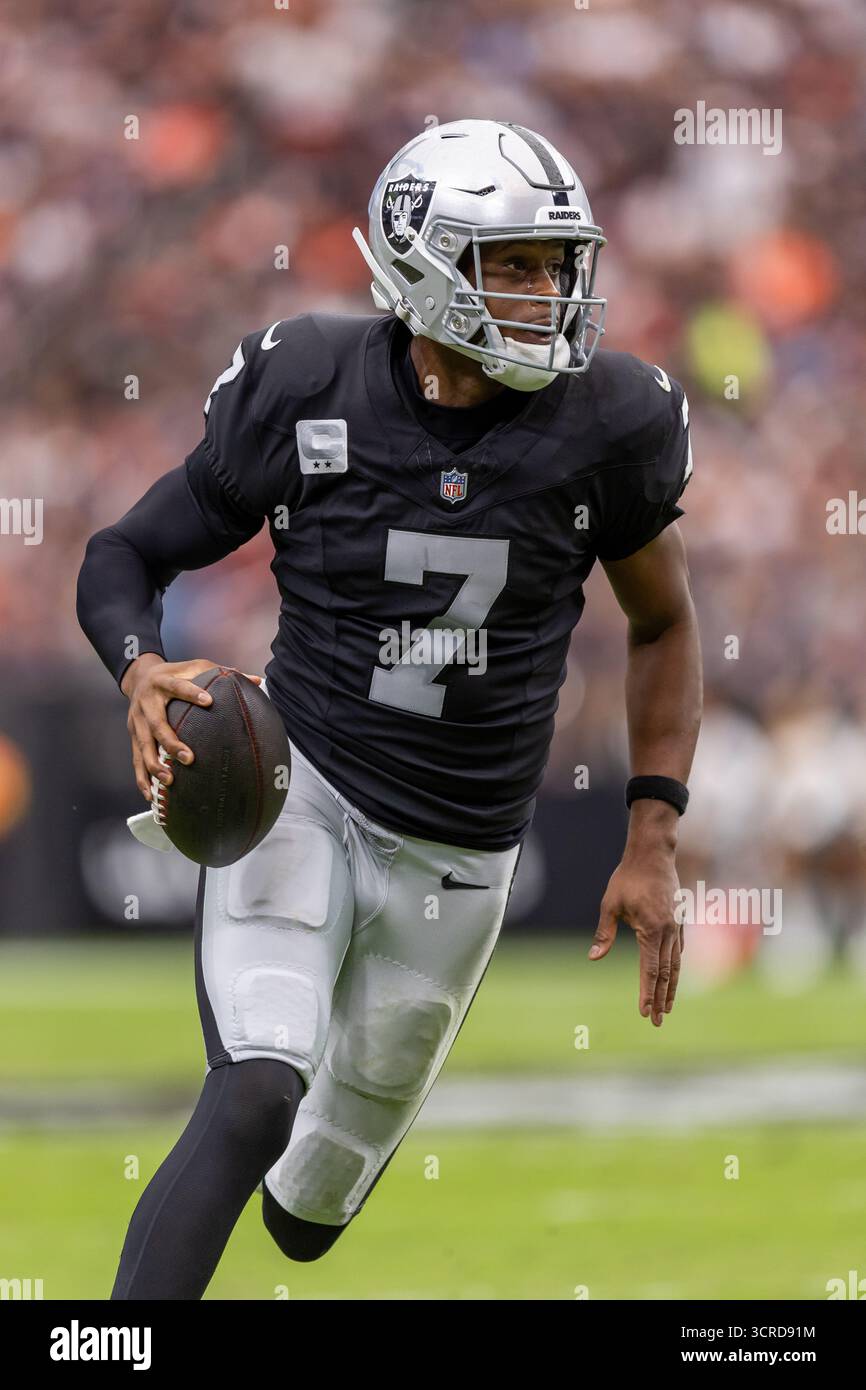 Las Vegas Raiders quarterback Geno Smith (7) scrambles against the ...