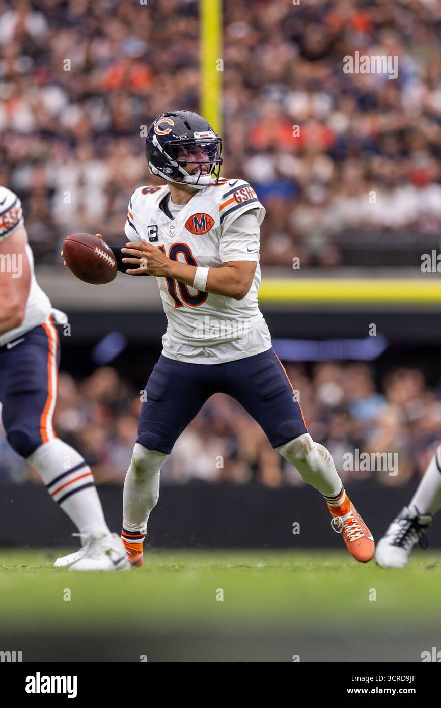 Chicago Bears quarterback Caleb Williams (18) passes the ball against ...