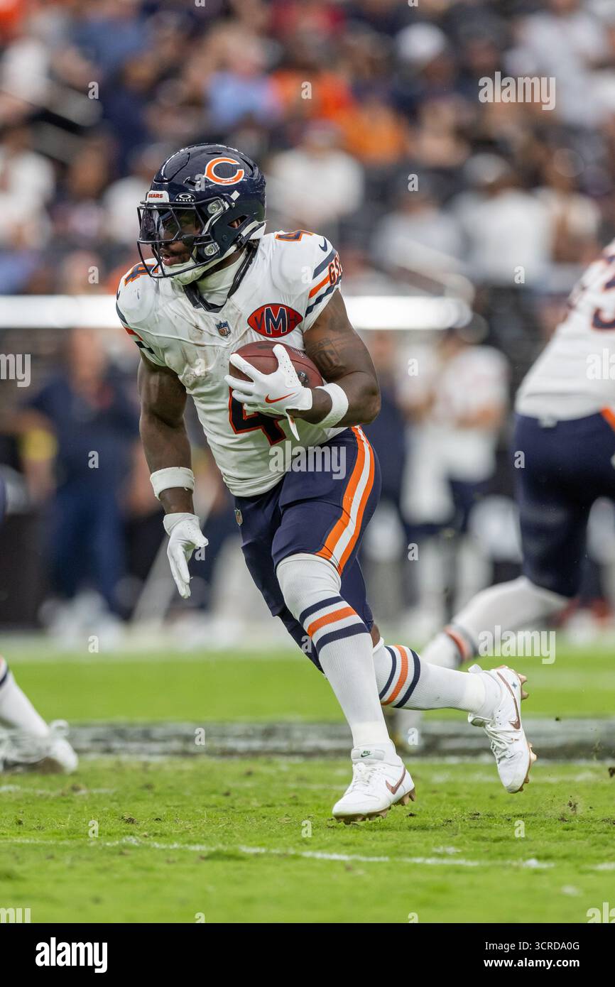 Chicago Bears running back D'Andre Swift (4) runs the ball against the ...