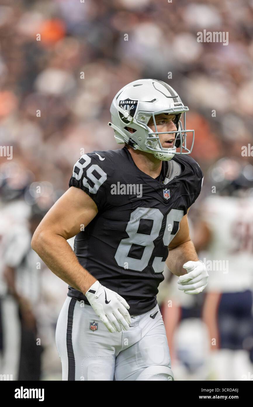 Las Vegas Raiders tight end Brock Bowers (89) against the Chicago Bears in an NFL football game ...