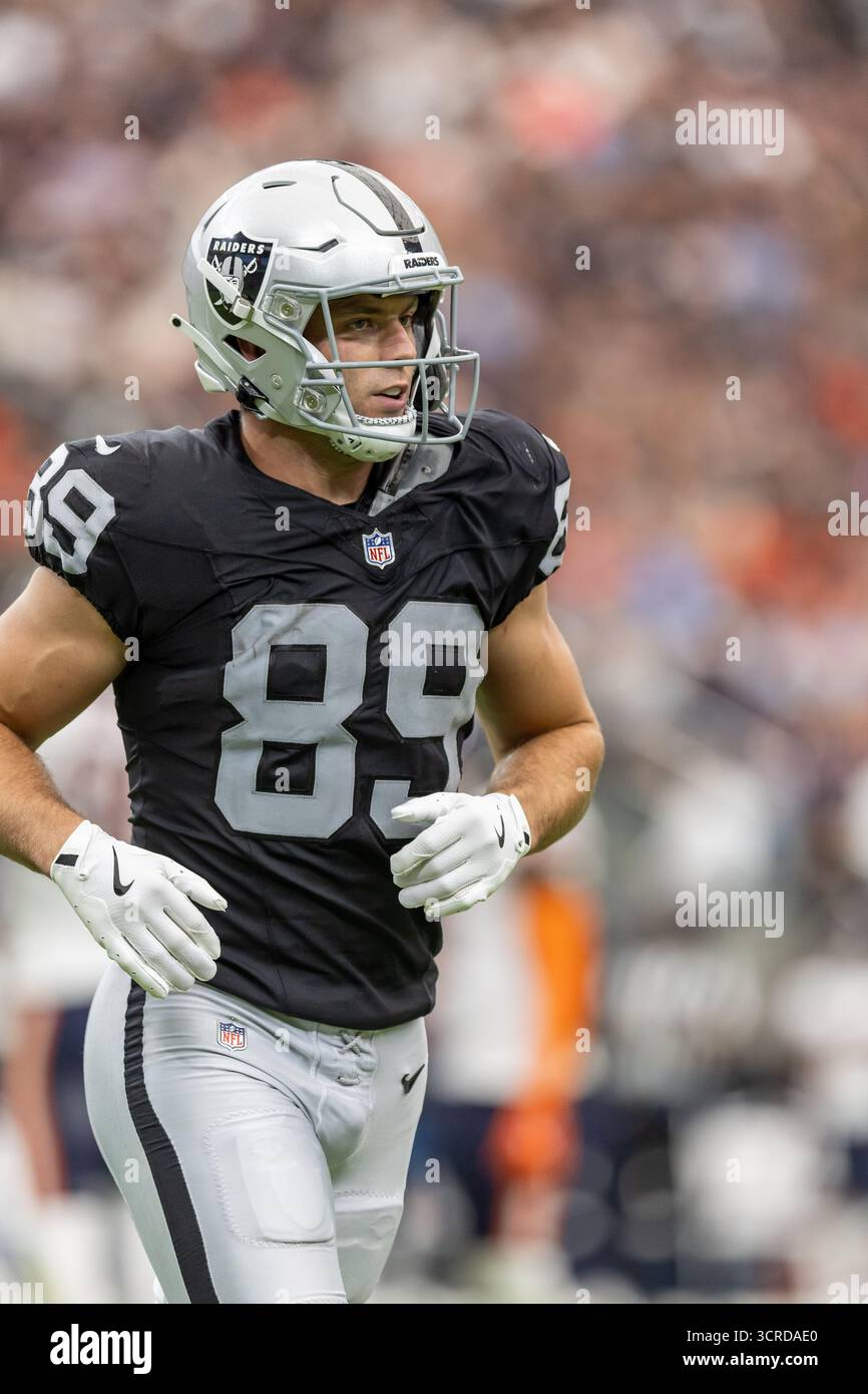 Las Vegas Raiders tight end Brock Bowers (89) against the Chicago Bears ...