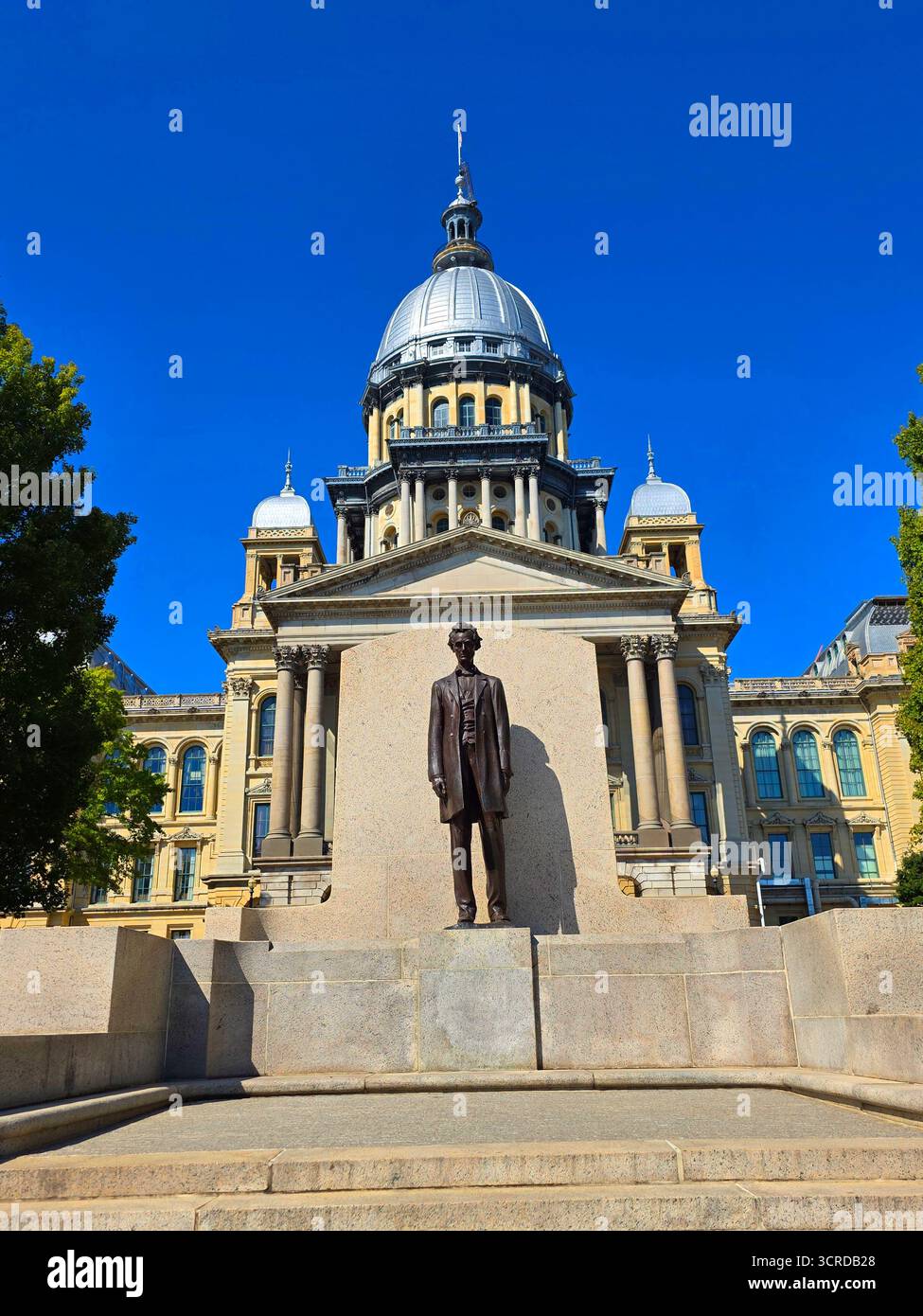 Abraham Lincoln Statue in front of Illinois State Capitol Building ...