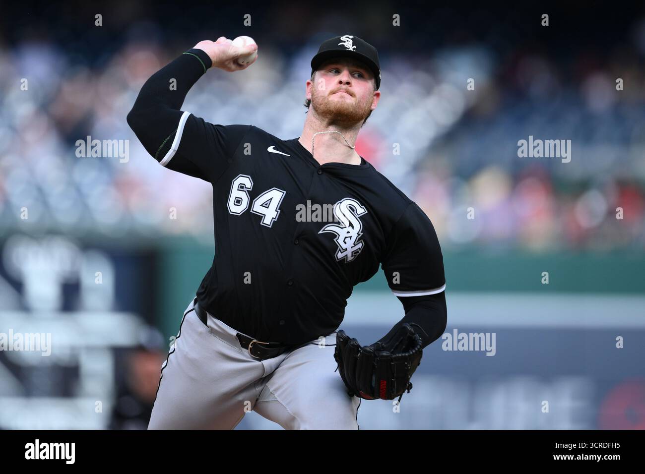 Chicago White Sox starting pitcher Shane Smith (64) in action during a ...