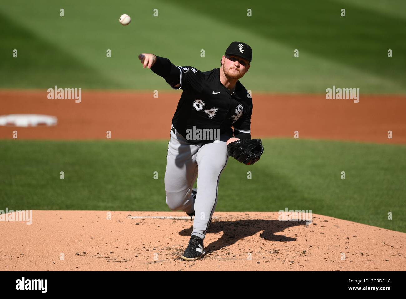 Chicago White Sox starting pitcher Shane Smith (64) in action during a ...
