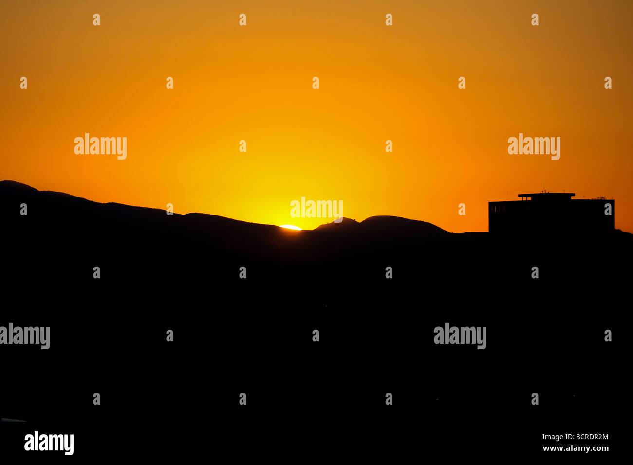 Sun dipping behind the horizon hi-res stock photography and images - Alamy
