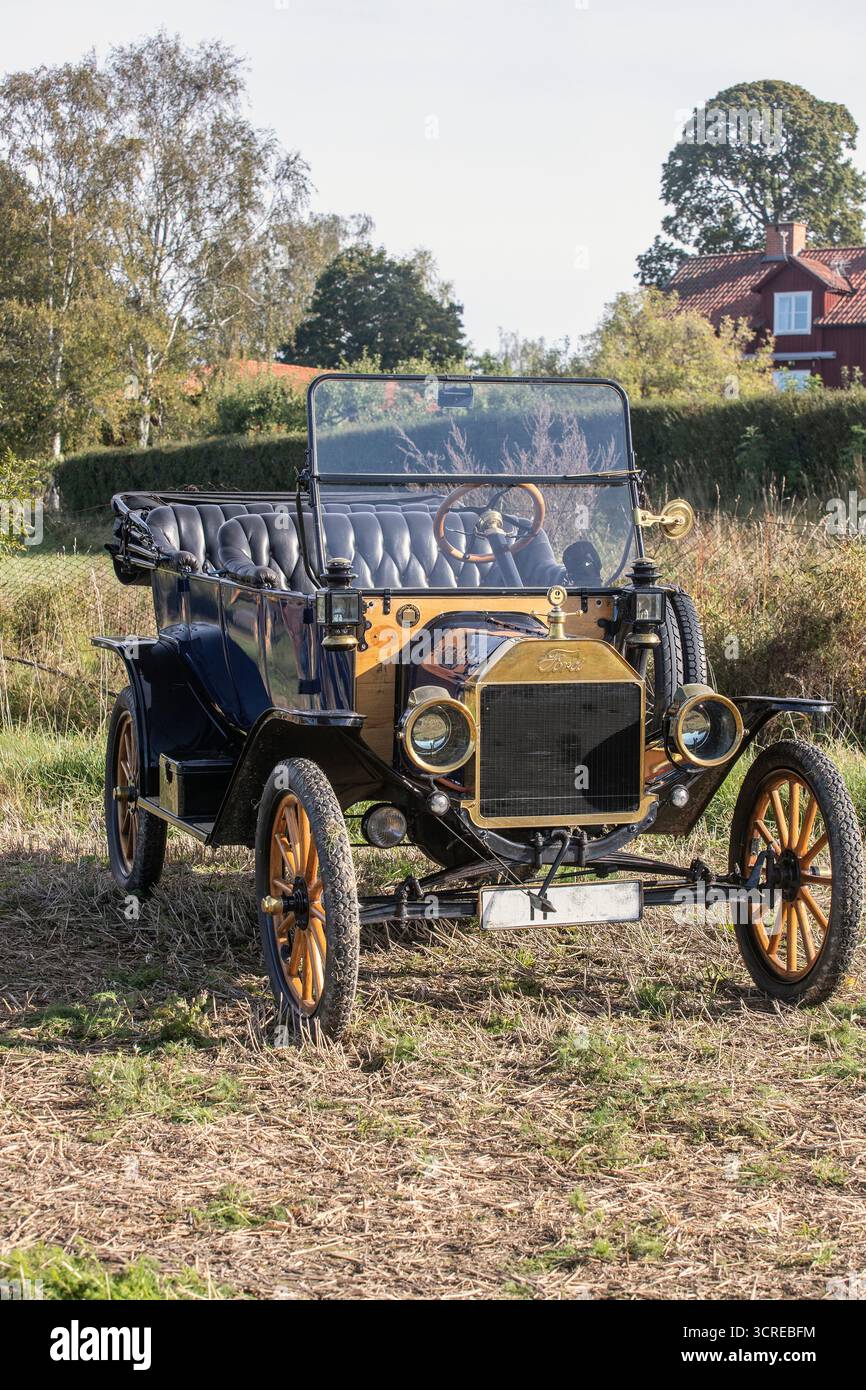 Ford T Open Touring, a classic car known for its design and historical ...