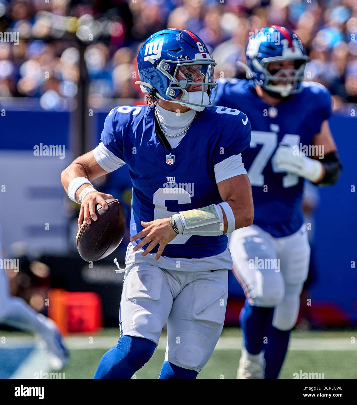 New York Giants quarterback Jaxson Dart (6) looks to pass against the Los Angeles Chargers ...