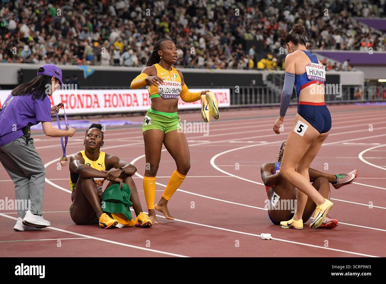 Amy Hunt of Great Britain & Ni celebrate winning a silver medal in the ...