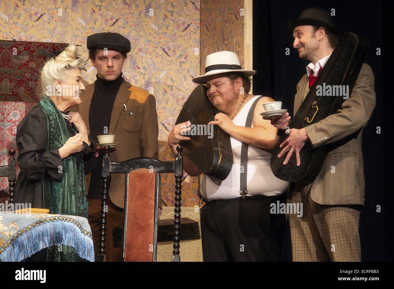Vera Mueller (Mrs Wilberforce), Henning Wolff (Louis Harvey), Pablo ...